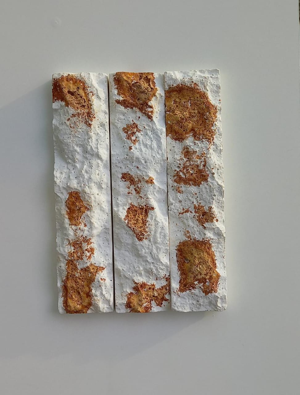 Brick cimentício branco ferrugem rústico - Garbho Revestimentos